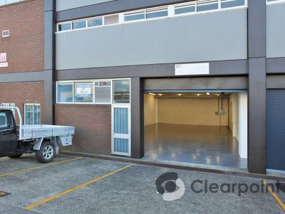 | Drive up or drive in – 293sqm Warehouse office