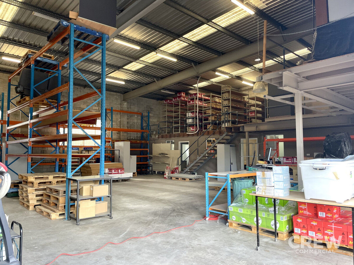 Large warehouse/office with 10 exclusive parks - Crew Commercial