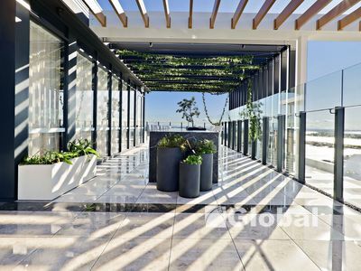 Luxurious World Class Building Panoramic Water Views - Global Property