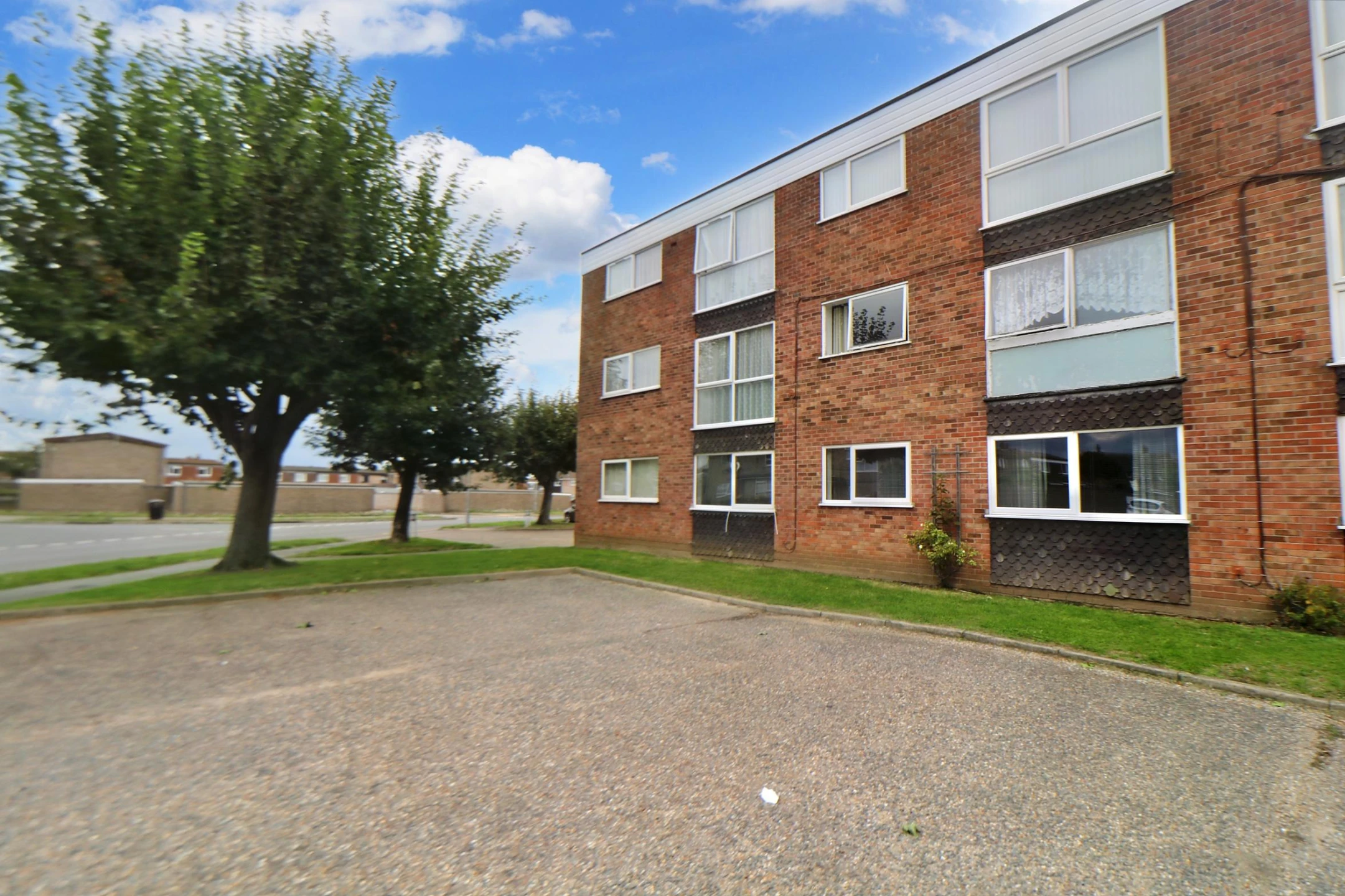 2 Bed Ground Floor Flat Situated In A Very Convenient Location Just A